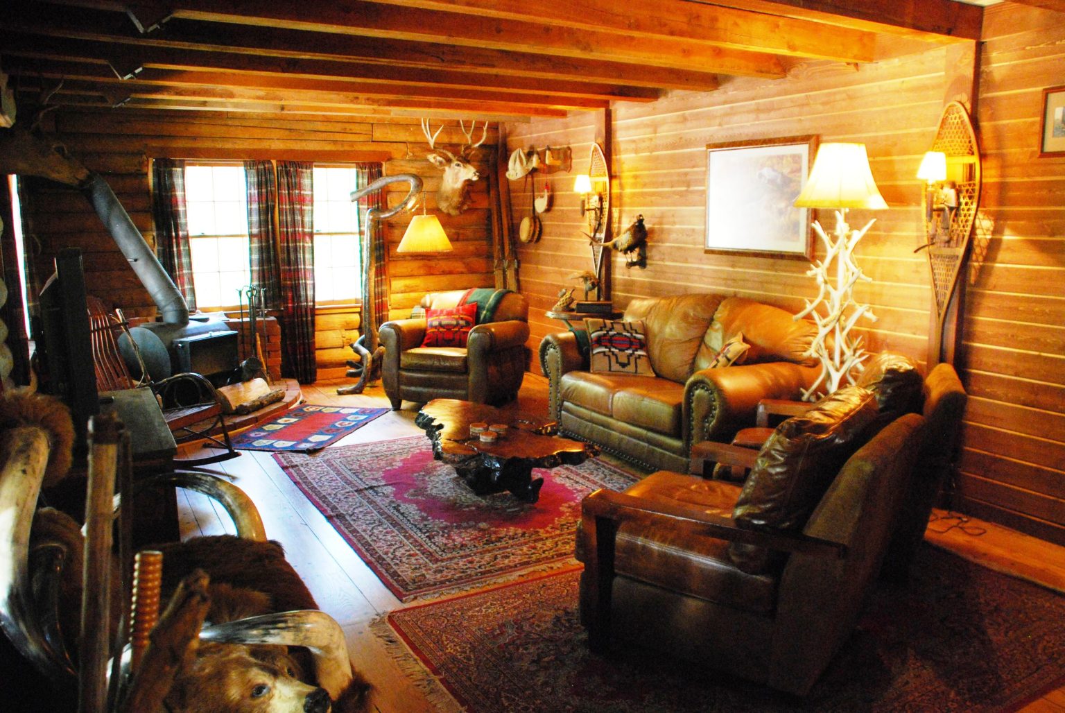 Cozy & Functional: Hunting Cabin Interior Design Ideas - Wave Sold