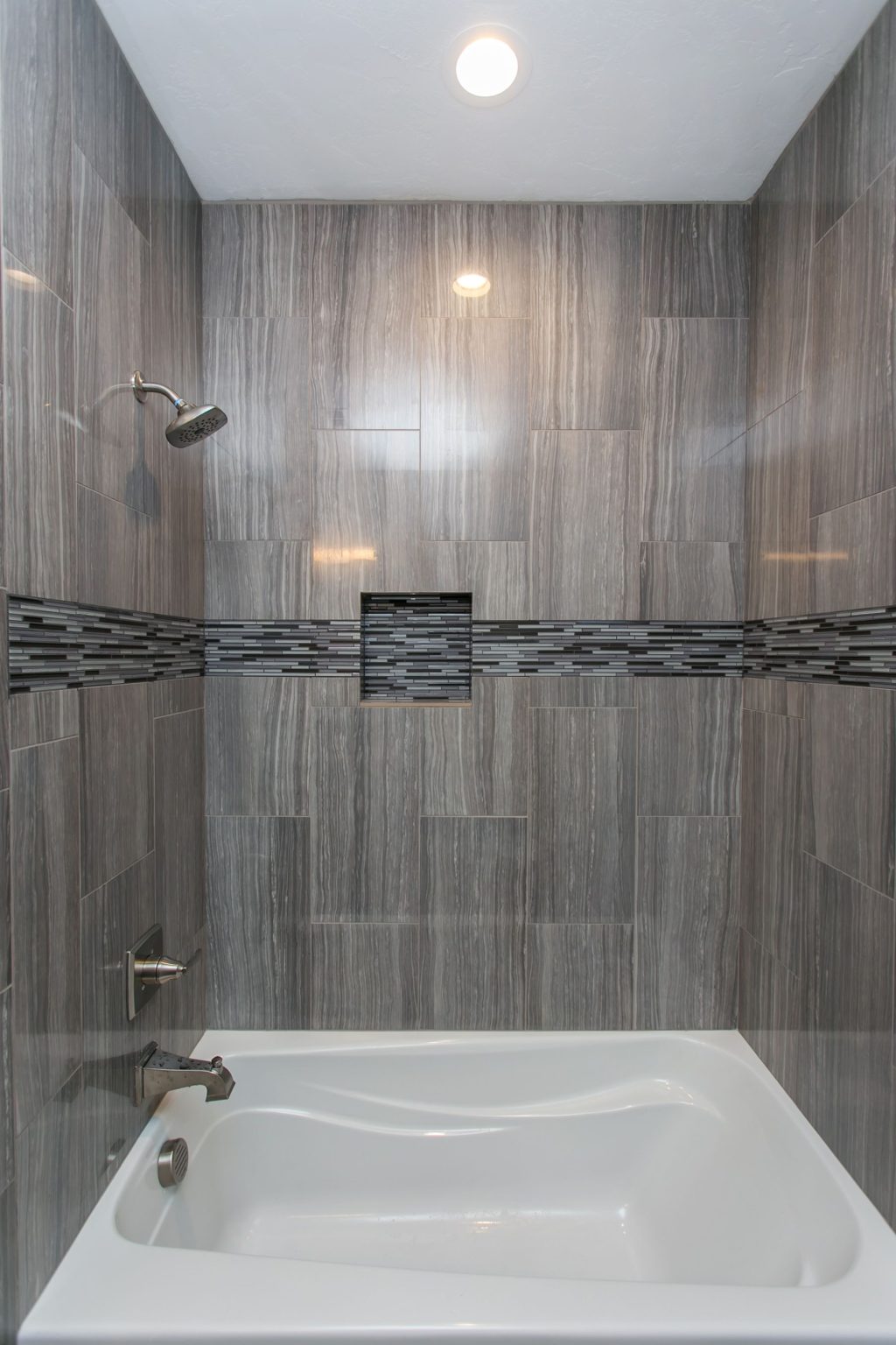 Stunning Bathtub Tile Surround Ideas: Inspiration for Your Bathroom ...