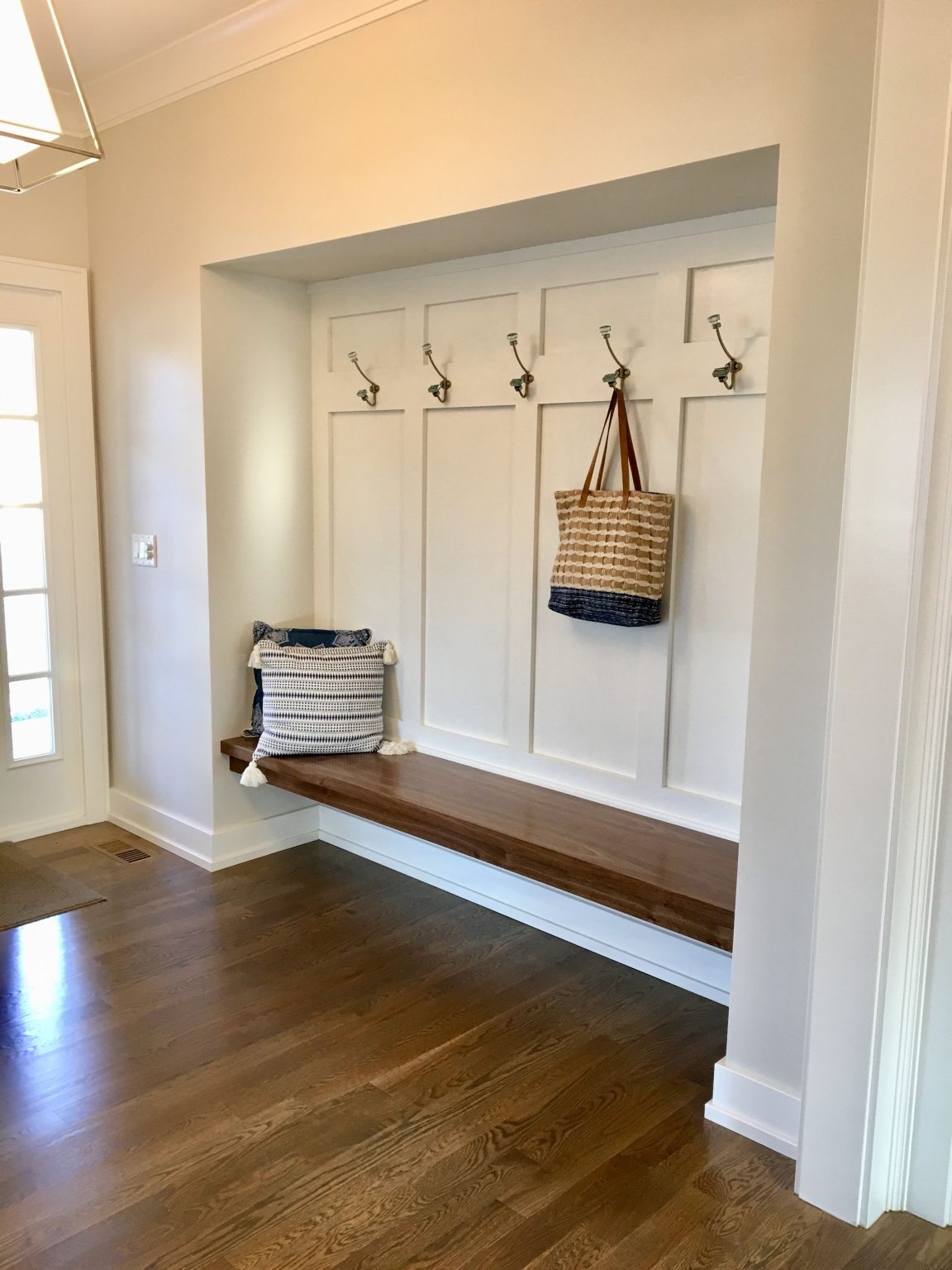 Stylish Storage Solutions: Contemporary Mudroom Bench Ideas for Every ...